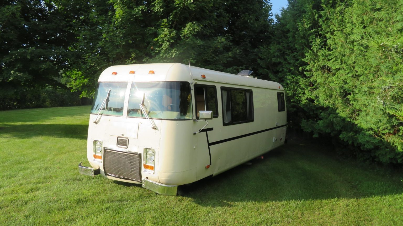 Tiara - Ultra Van Motor Coach Club